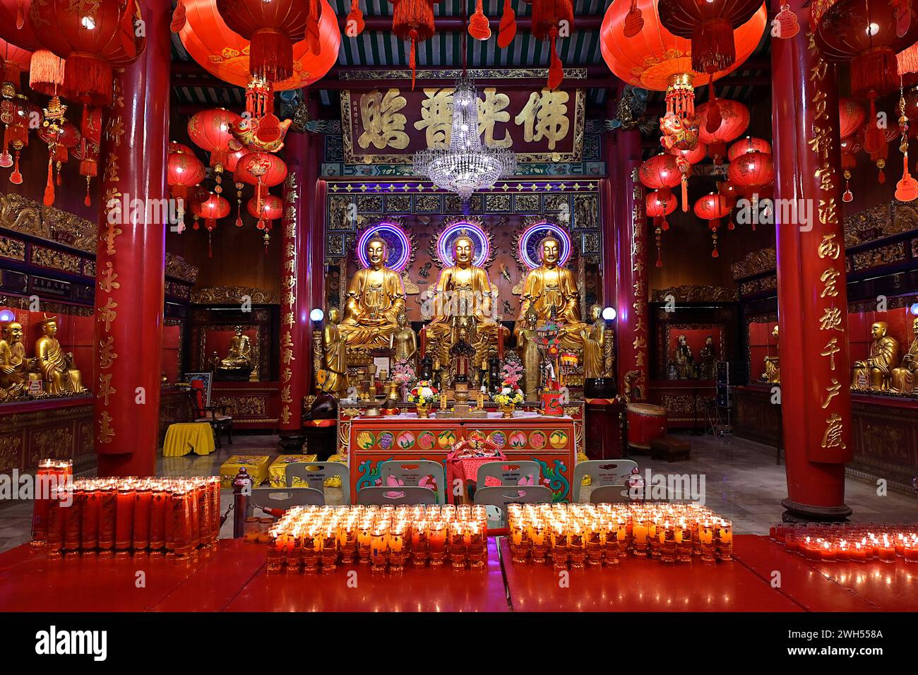 Main altar at Wat Mangkon Kamalawat, largest & most important Mahayana ...