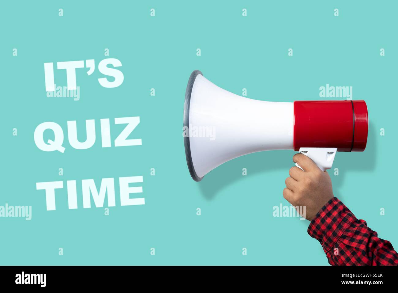 People holding megaphones with 'it's quiz time' text. Quiz concept ...