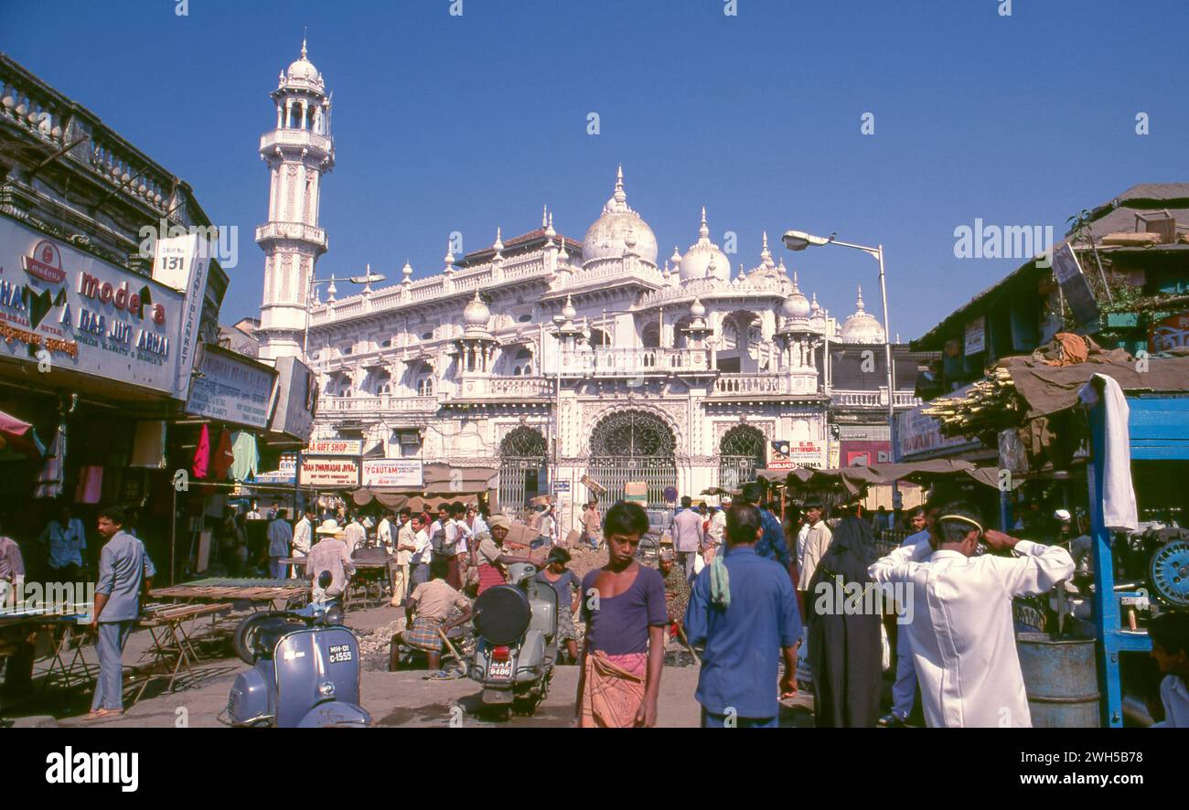 India: Haji Ali Mosque and Dargah, Worli Bay, Mumbai. The dargah is ...