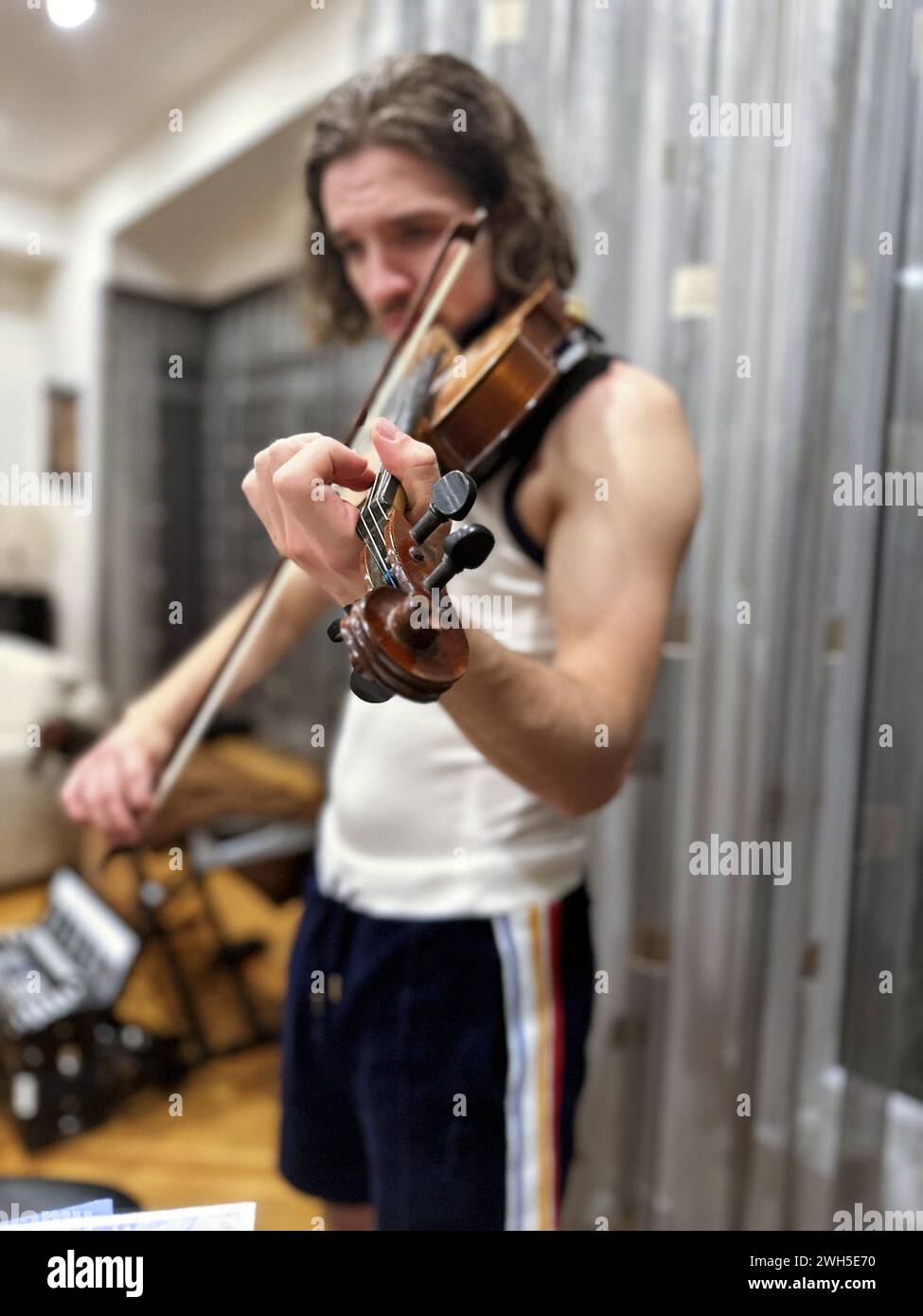 Man playing violin hi-res stock photography and images - Alamy