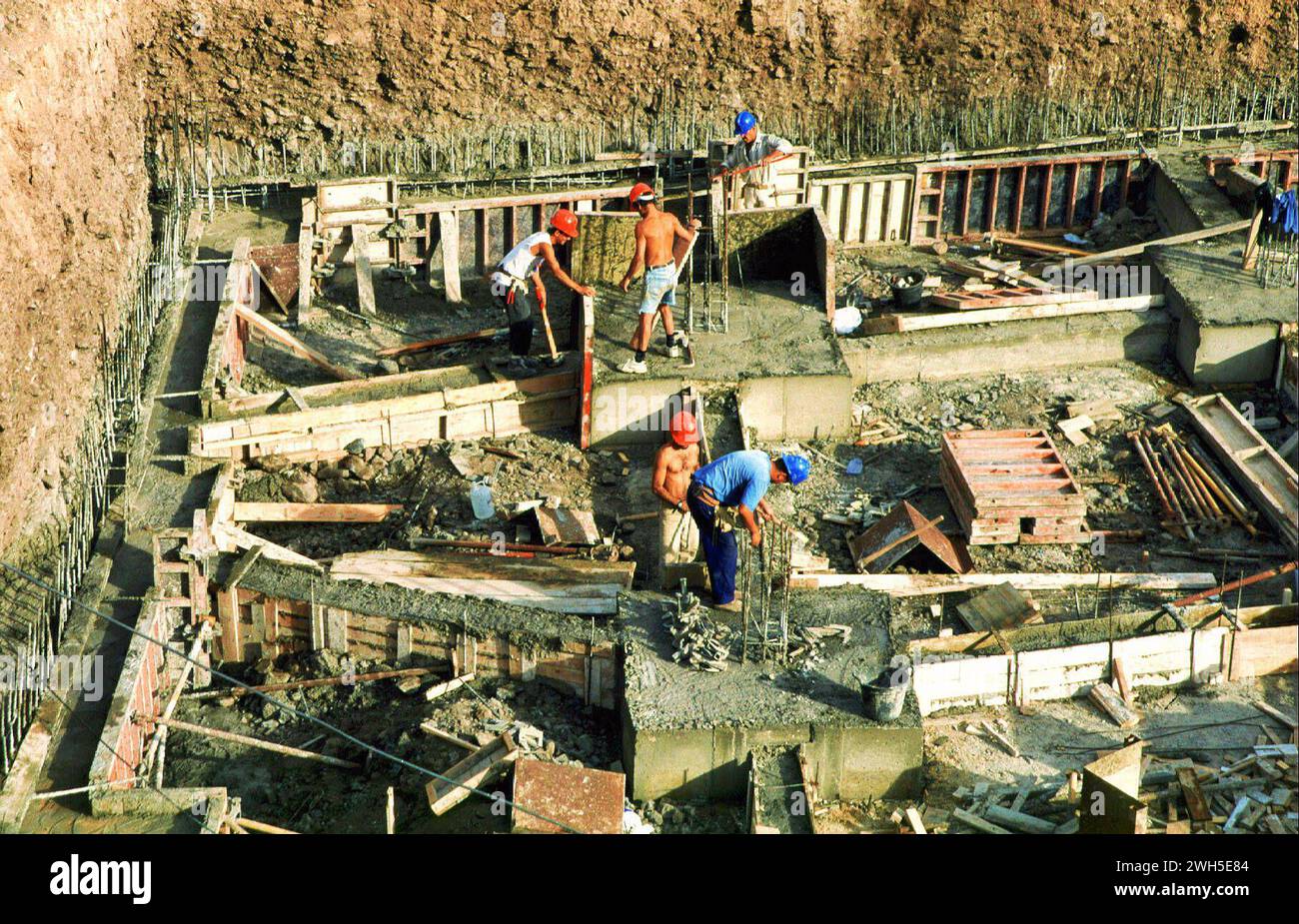 Spanische Bauarbeiter beim Hotelbau auf den Canaren. Hier auf ...