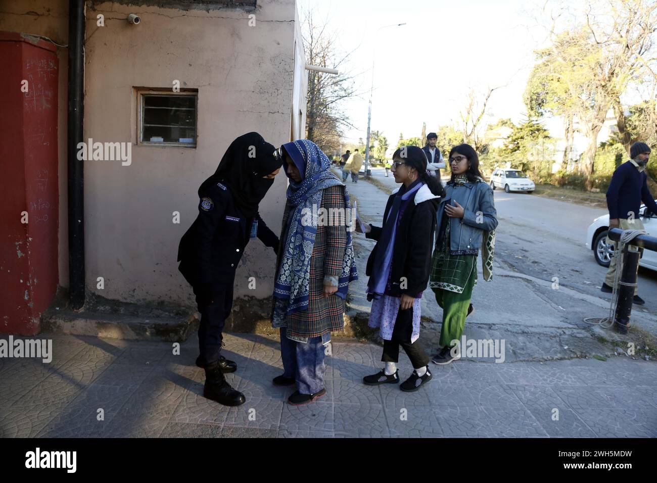 Islamabad. 8th Feb, 2024. Voters line up to go into a polling station ...