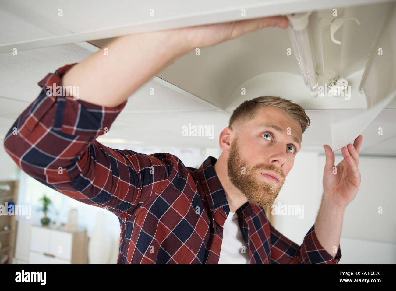 Man changing bulbs hi-res stock photography and images - Alamy