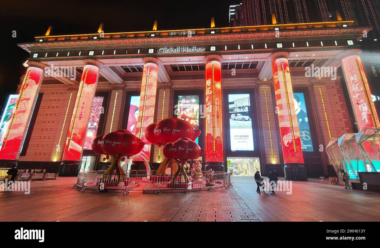 Moon star global harbor mall hi-res stock photography and images - Alamy