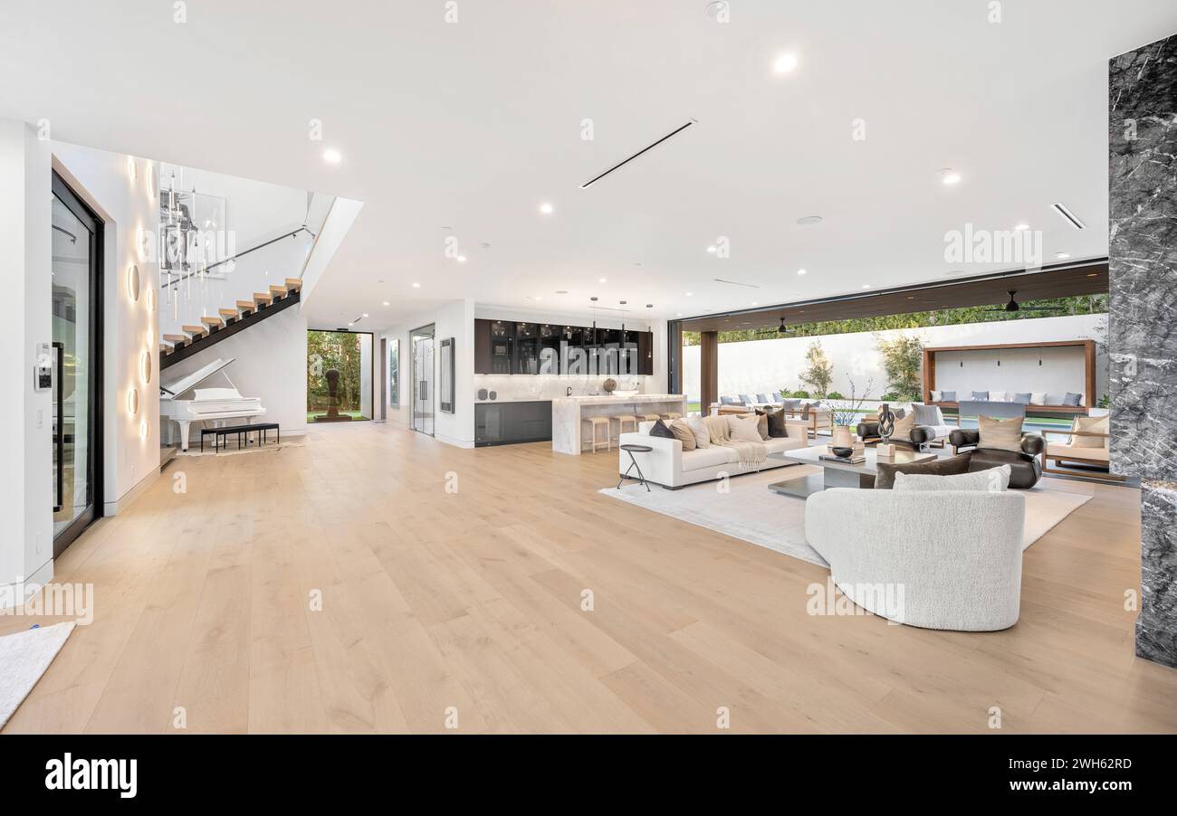 Interior large spacious kitchen living hi-res stock photography and ...