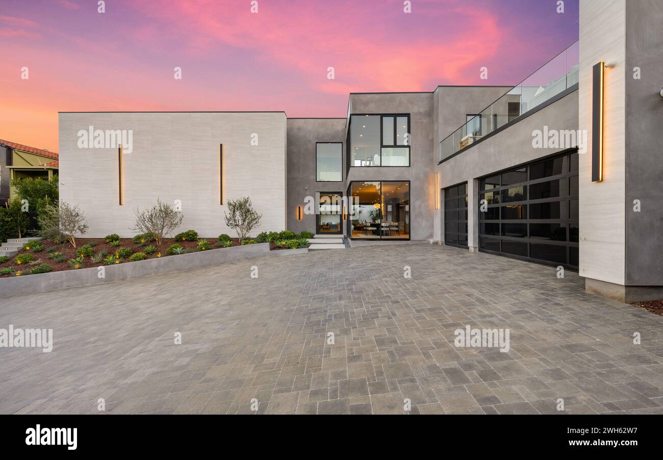 Suburb house driveway hi-res stock photography and images - Alamy