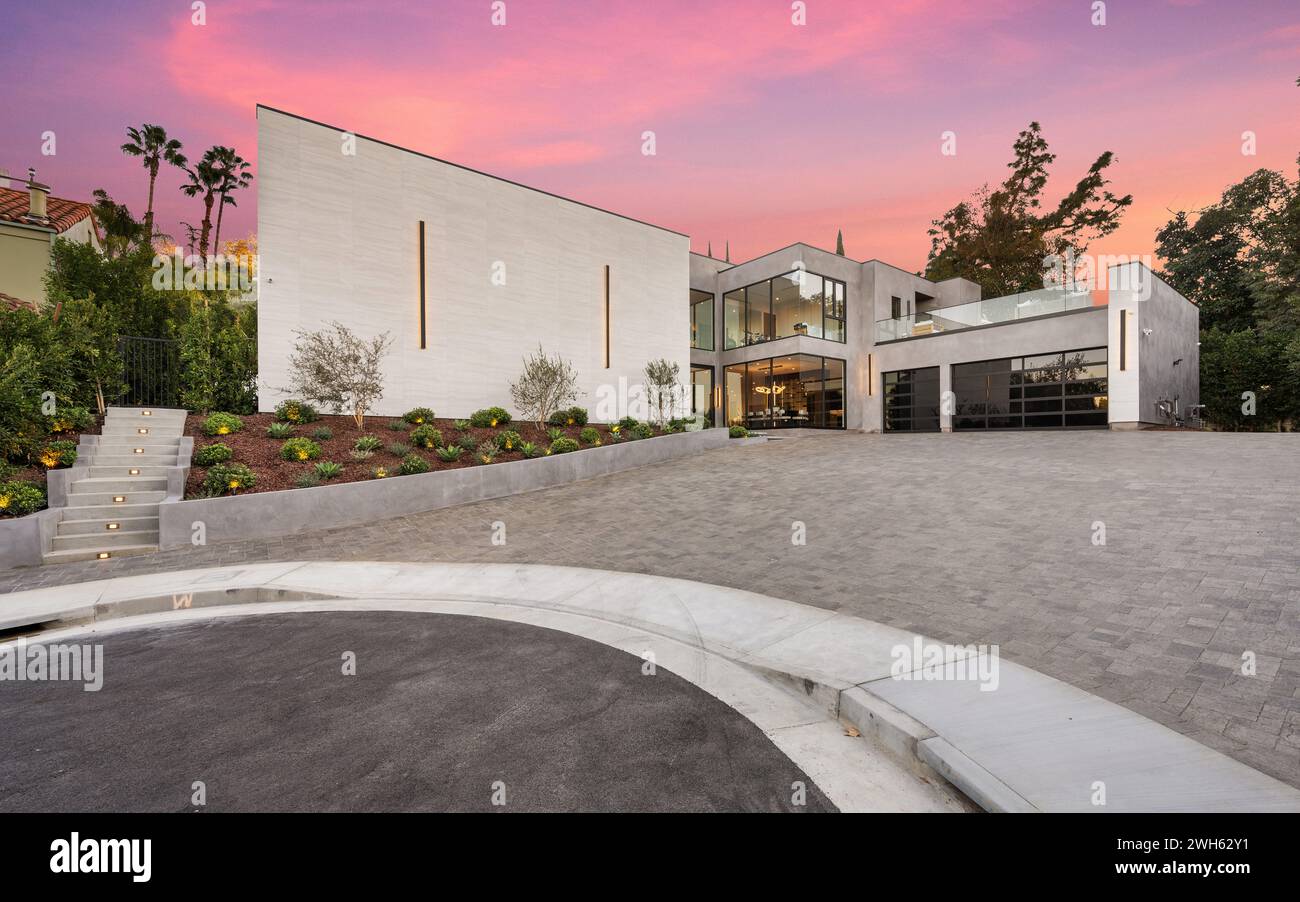 Modern driveway hi-res stock photography and images - Alamy