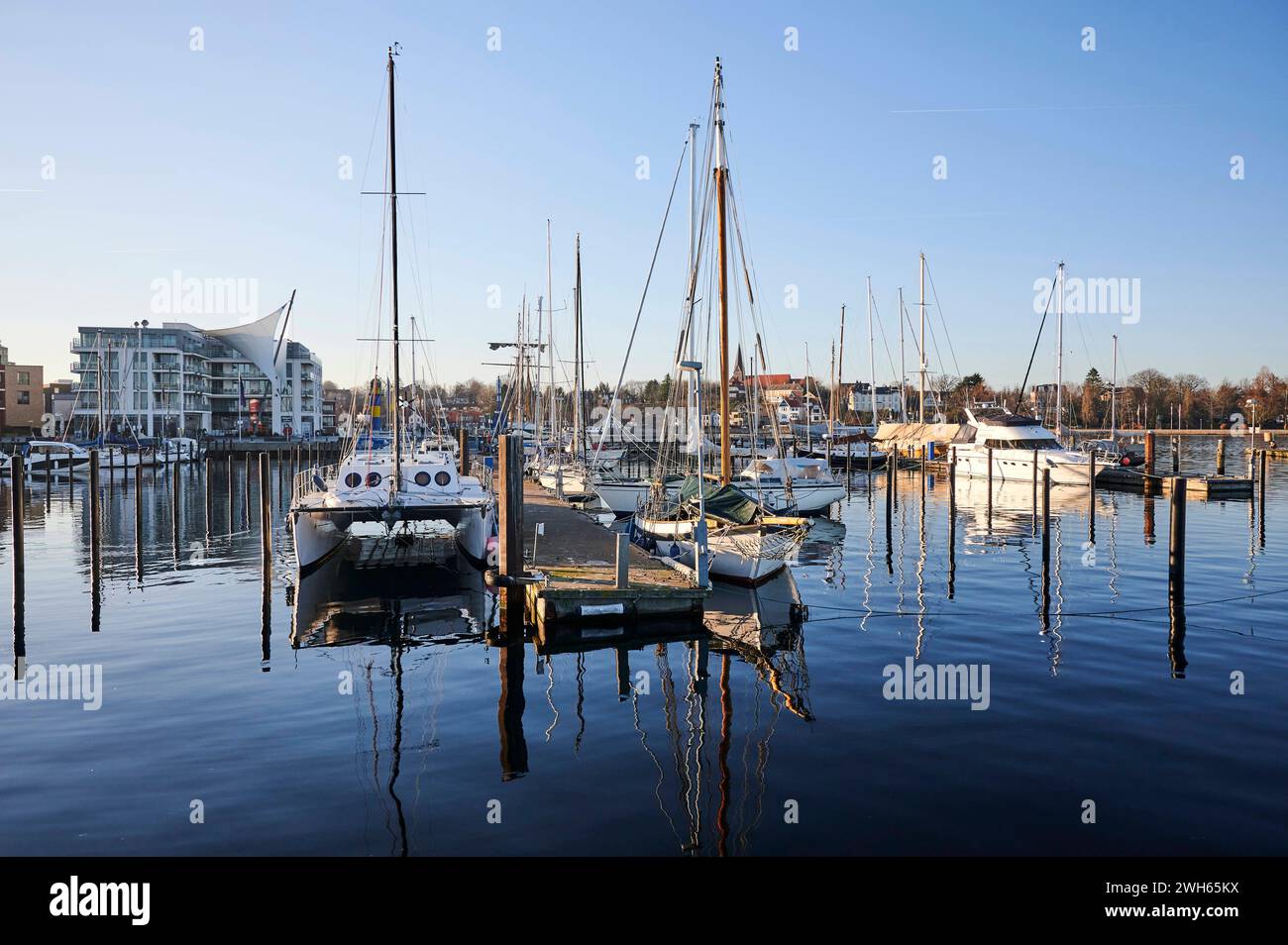 Ostseehafen Eckernförde, Hafenatmosphäre, Steganleger und Liegeplätze ...