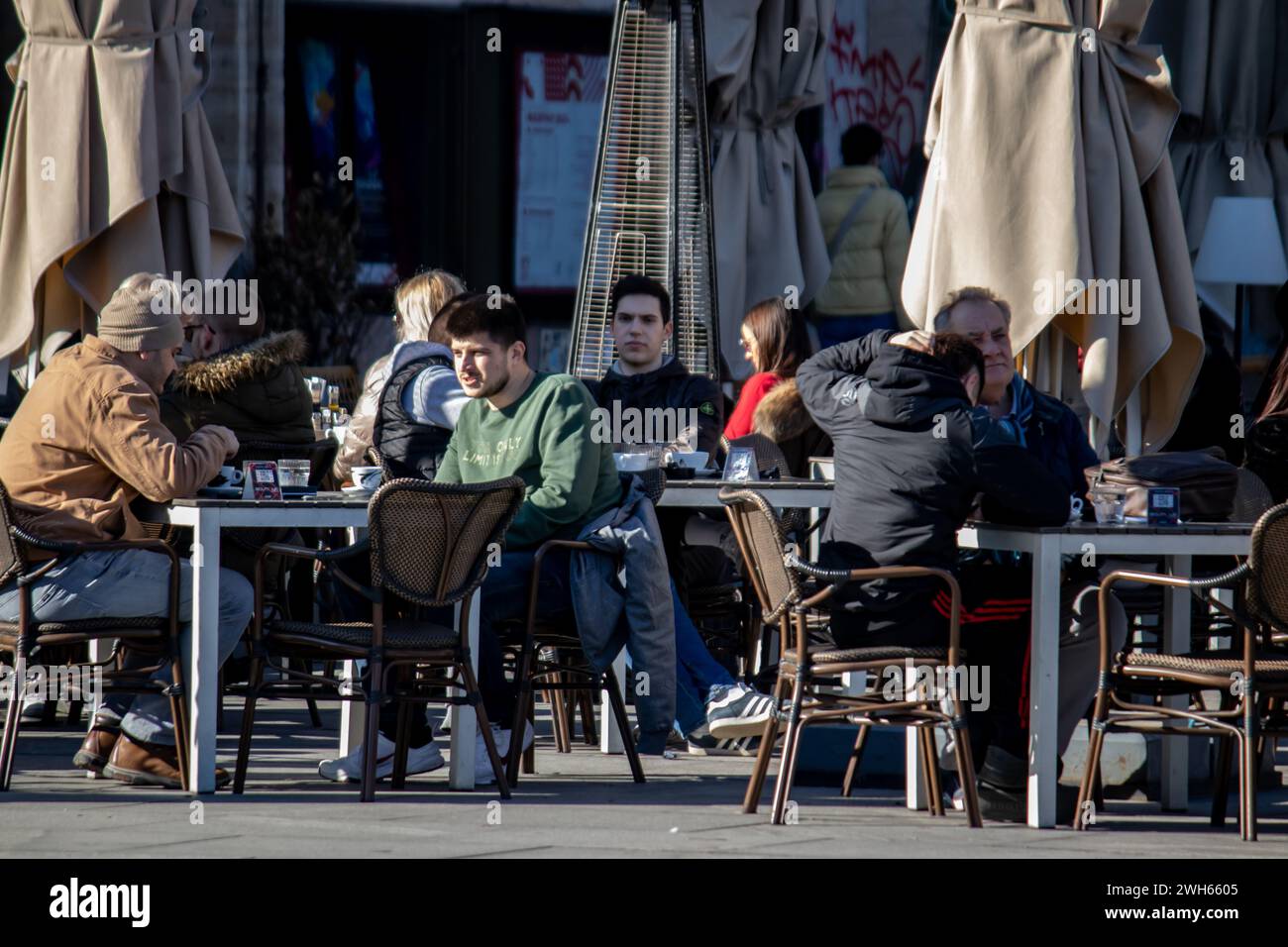 Crowded restaurant hi-res stock photography and images - Alamy