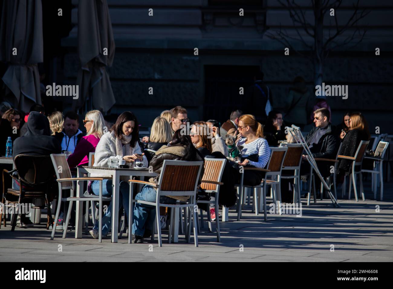 Crowded restaurant hi-res stock photography and images - Alamy