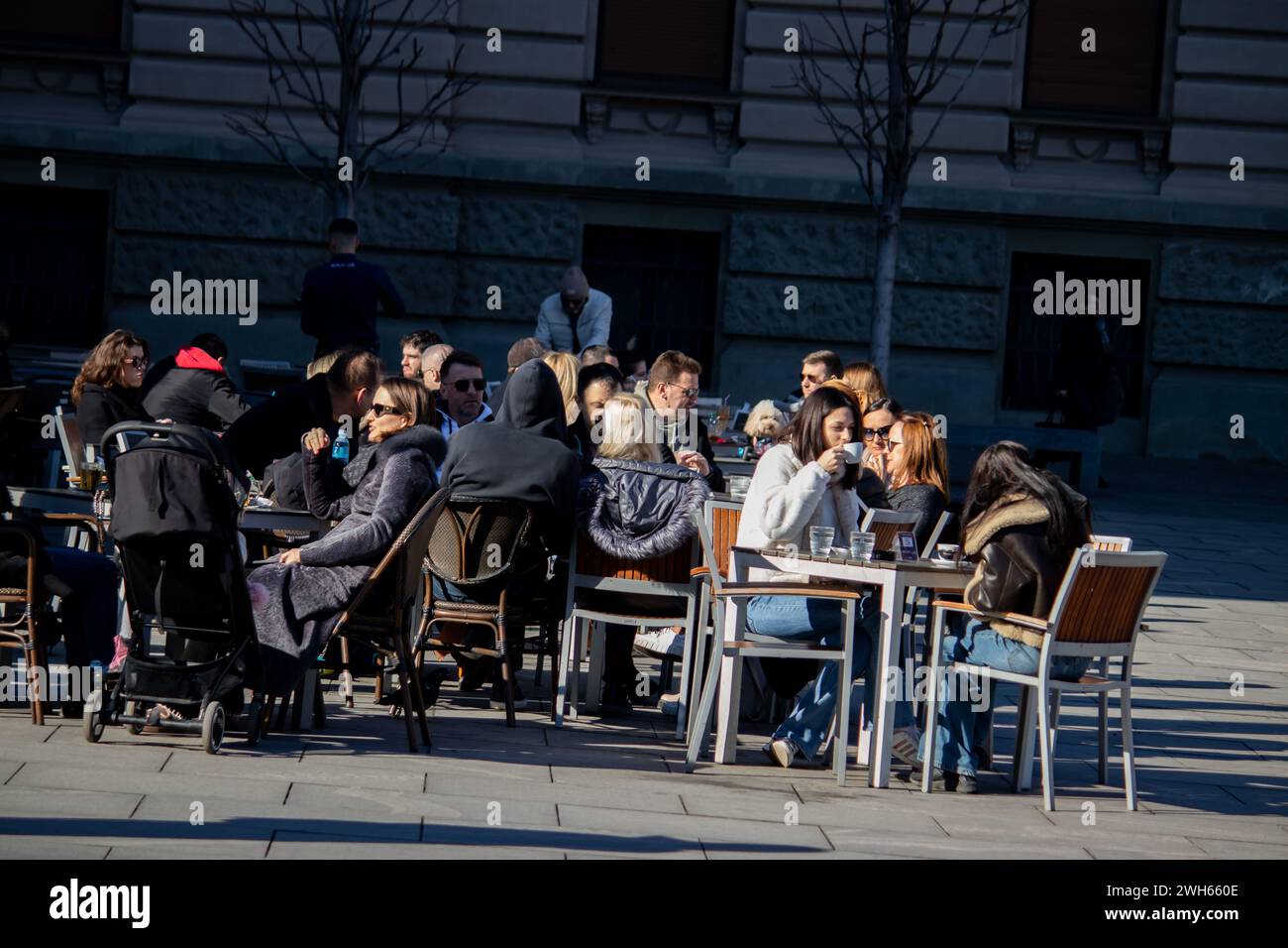 Crowded restaurant hi-res stock photography and images - Alamy