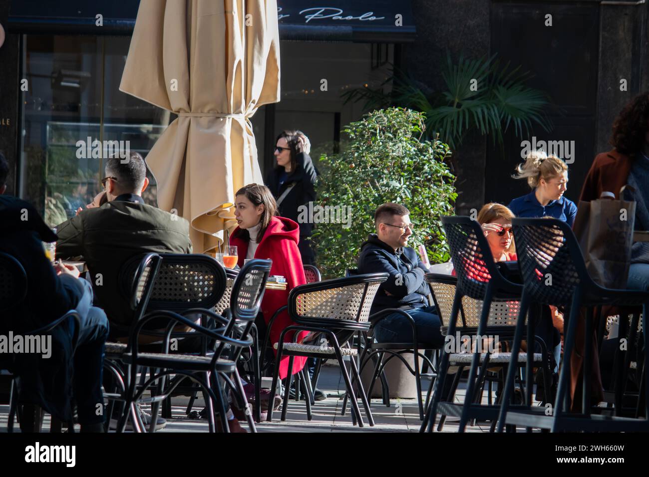 Crowded restaurant hi-res stock photography and images - Alamy