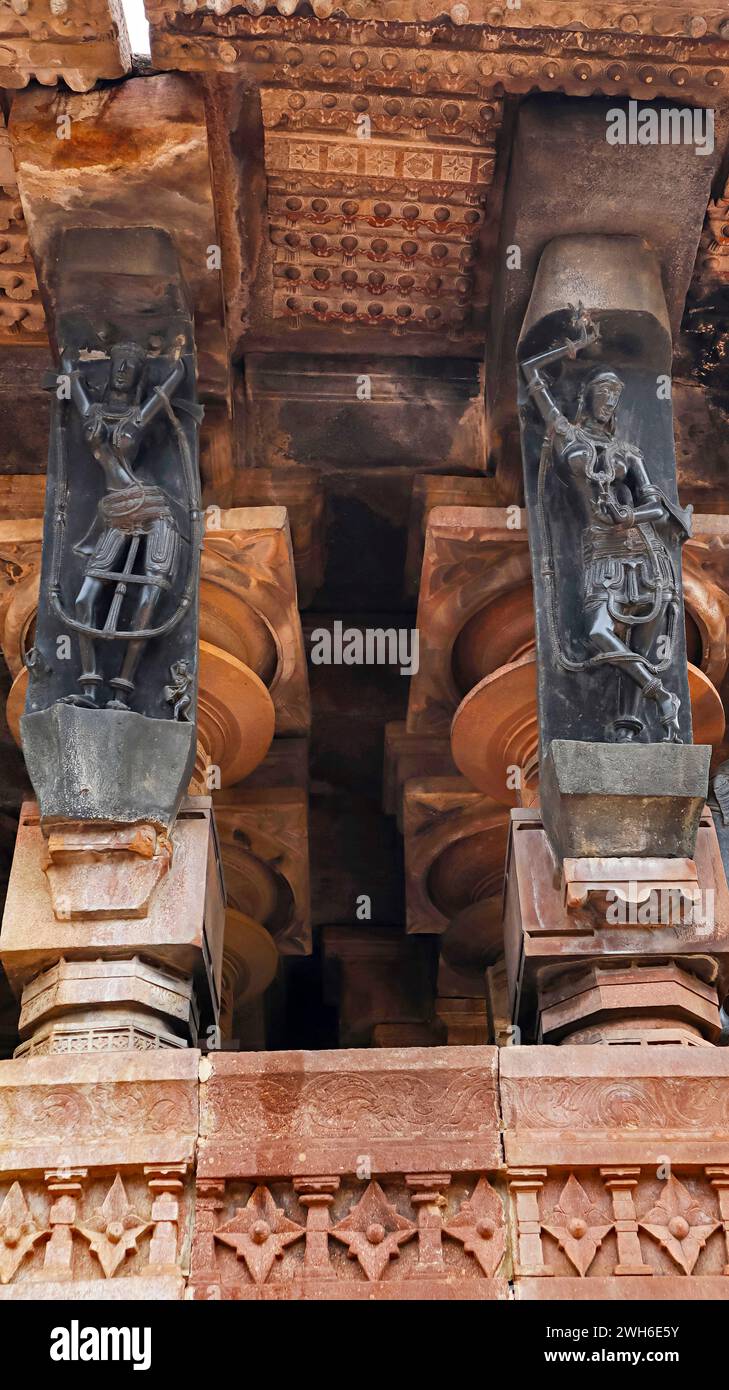 Carvings of Madanika on the Kakatiya Rudreshwara Temple, Palampet ...
