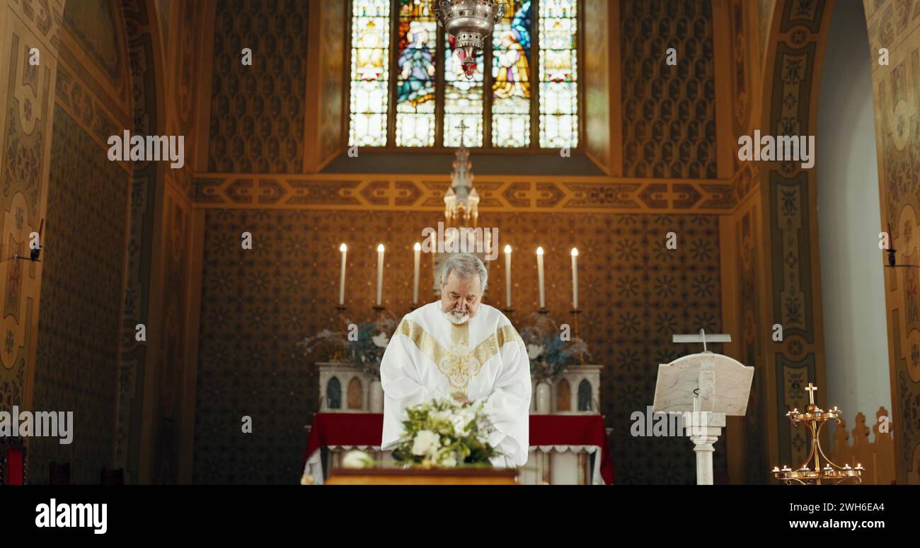 Catholic funeral priest blessing coffin hi-res stock photography and ...
