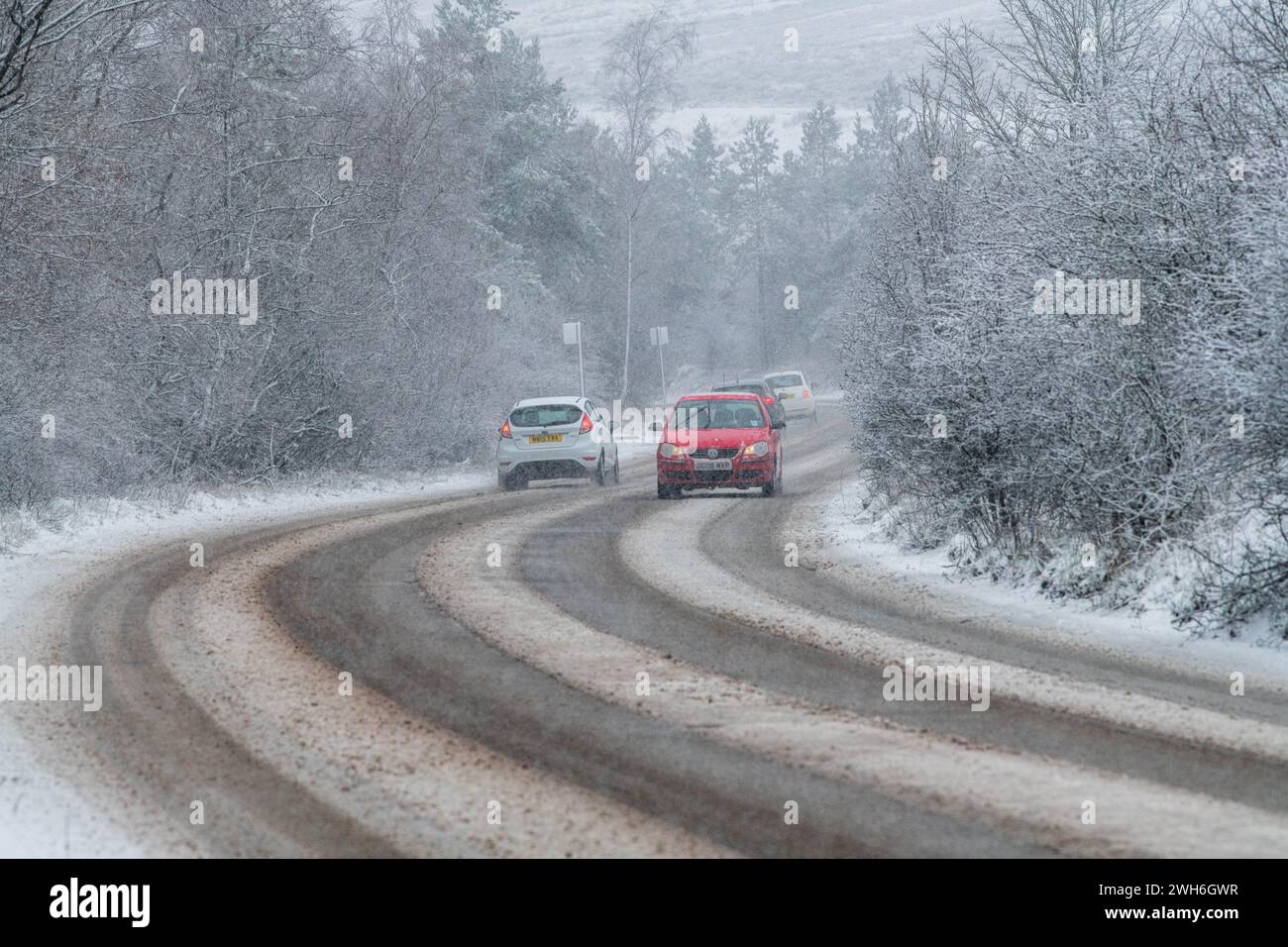 A57 Snake Road, Derbyshire, 8th February 2024. Vehicles make their way ...