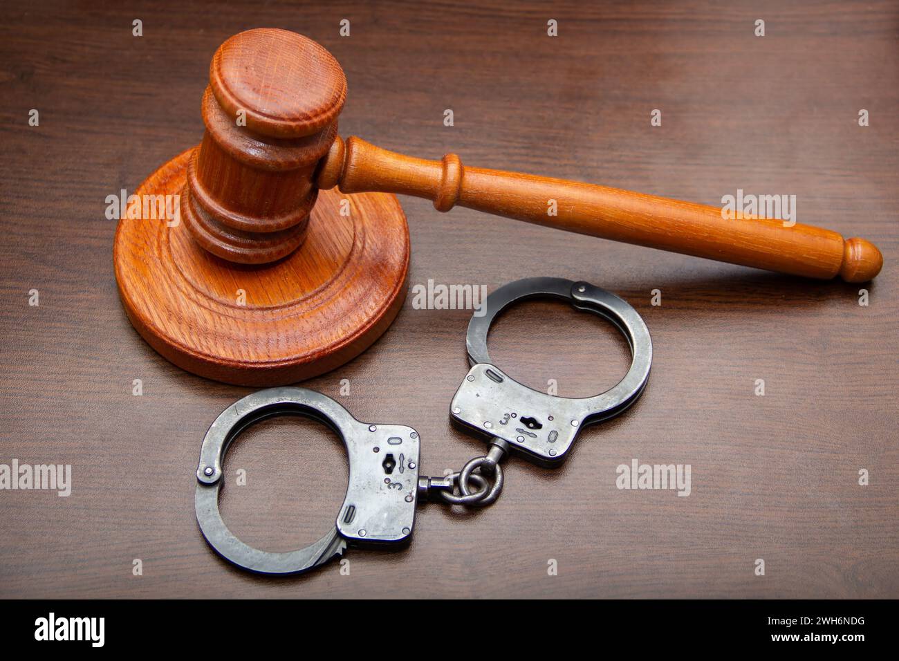 Judicial hammer of justice and handcuffs on the table Stock Photo - Alamy