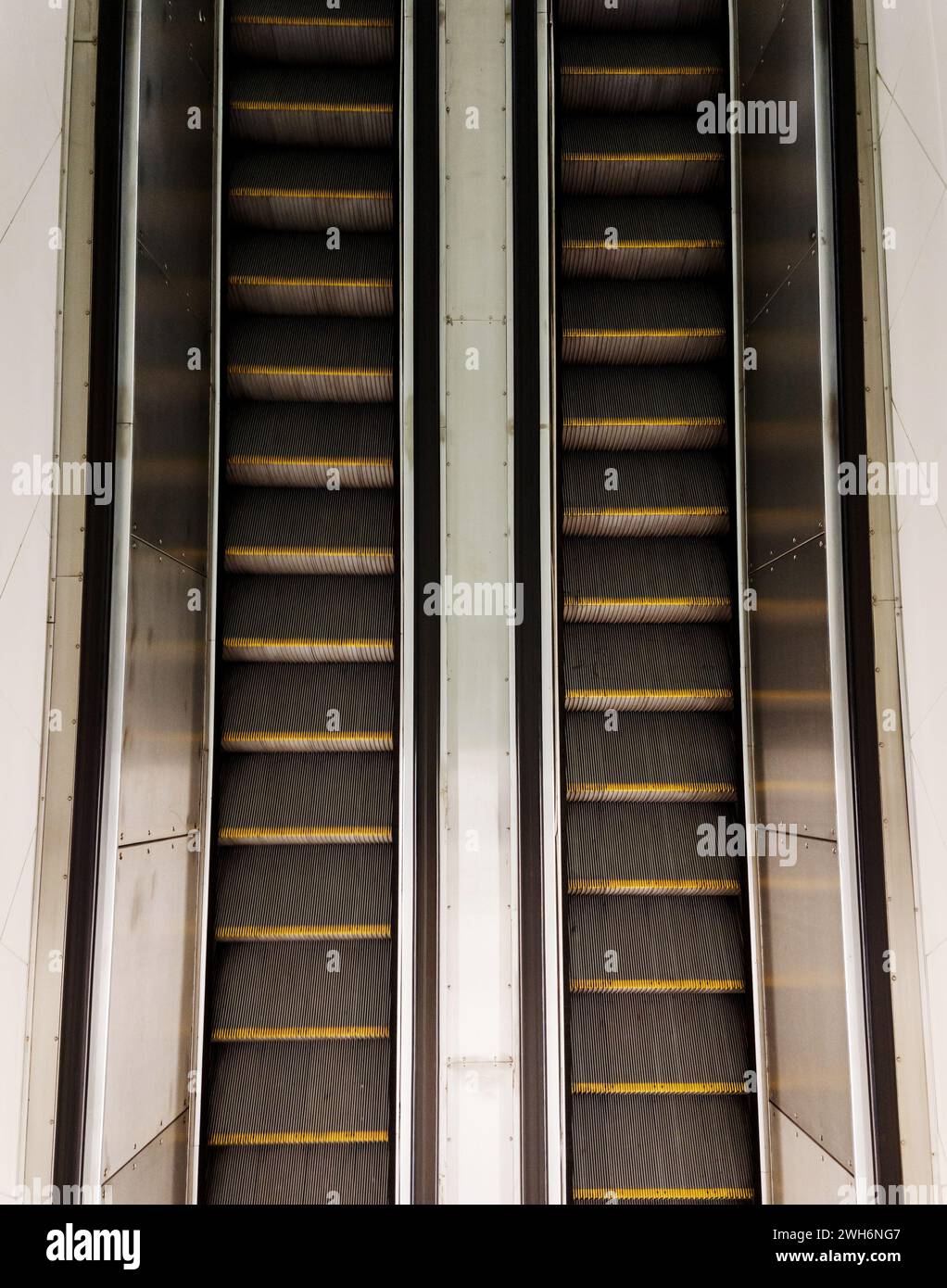 Two escalators hi-res stock photography and images - Alamy
