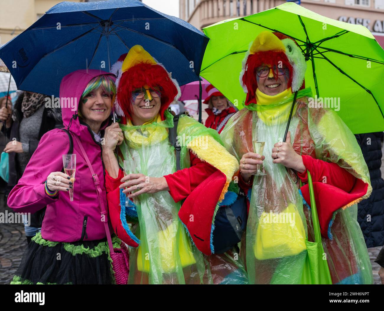 Wittlich, Germany. 08th Feb, 2024. Möhnen celebrate Weiberfastnacht and ...