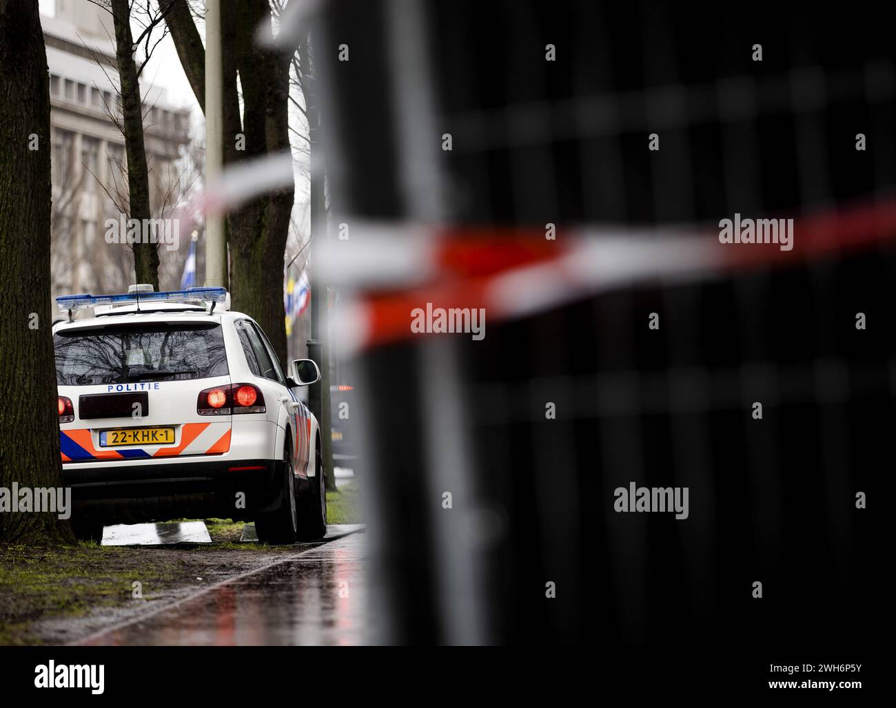 THE HAGUE - Police around the building of the Israeli embassy on Johan ...