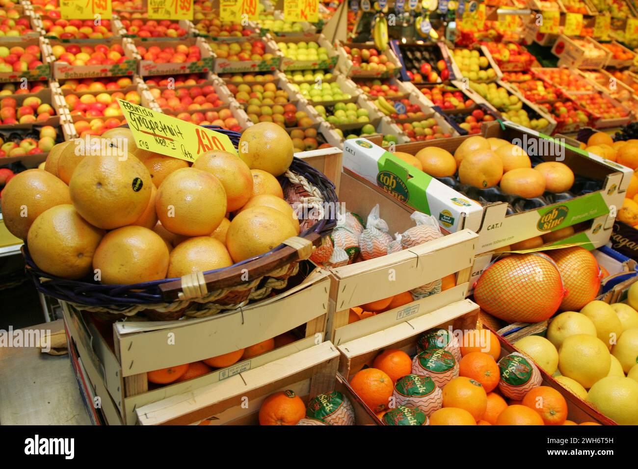 Fruchtetheke hi-res stock photography and images - Alamy