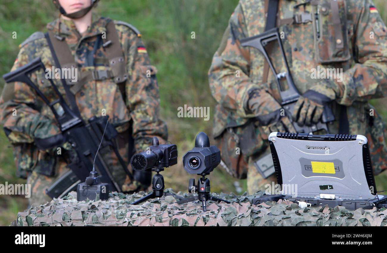 Soldaten der Bundeswehr mit Notebook. Soldaten der Bundeswehr mit ...