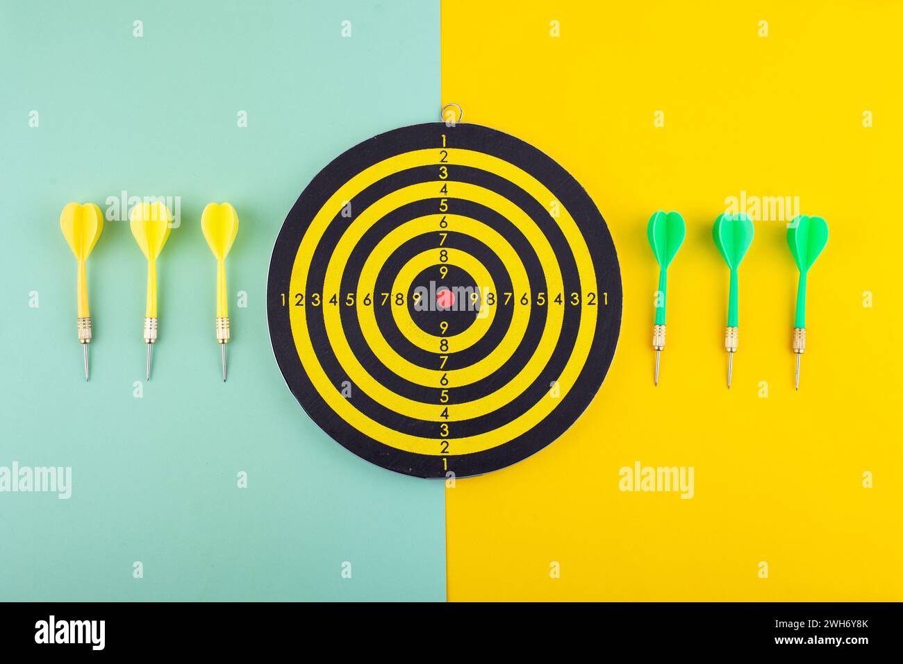 Target and goal concept with darts and arrows Stock Photo - Alamy