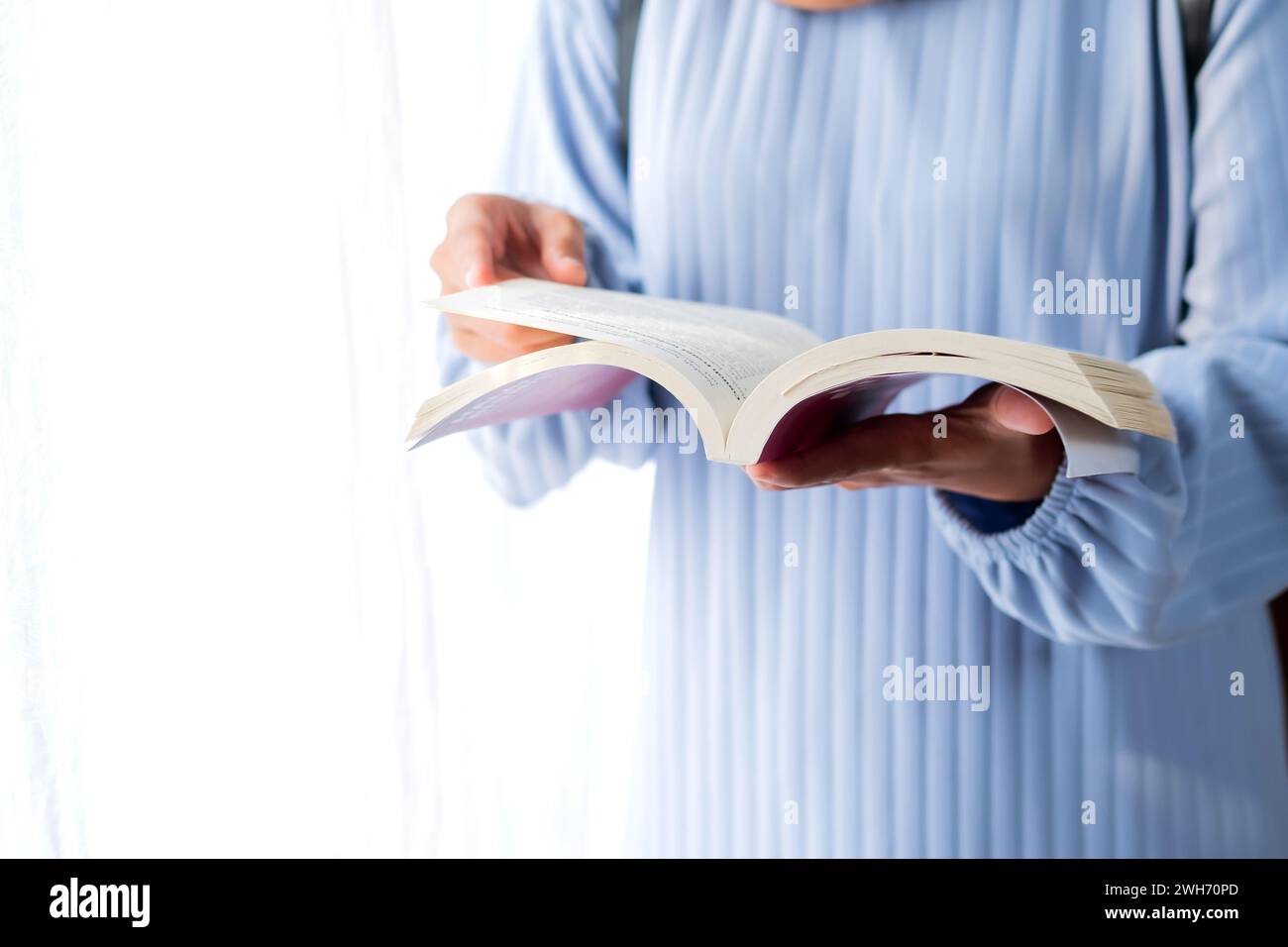Girl reading open book hi-res stock photography and images - Alamy