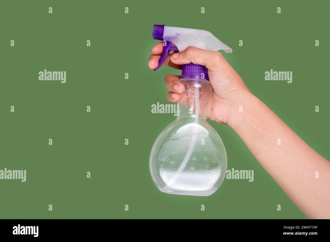 Female hand-holding spray bottle Stock Photo - Alamy