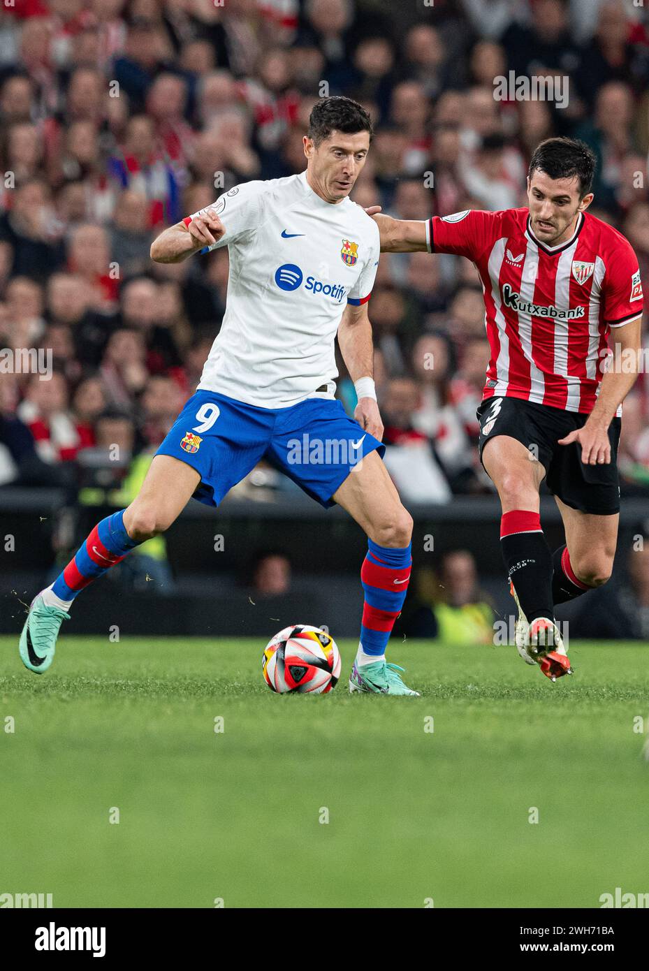 #9 Robert Lewandowski of FC Barcelona and #3 Dani Vivian of Athletic ...