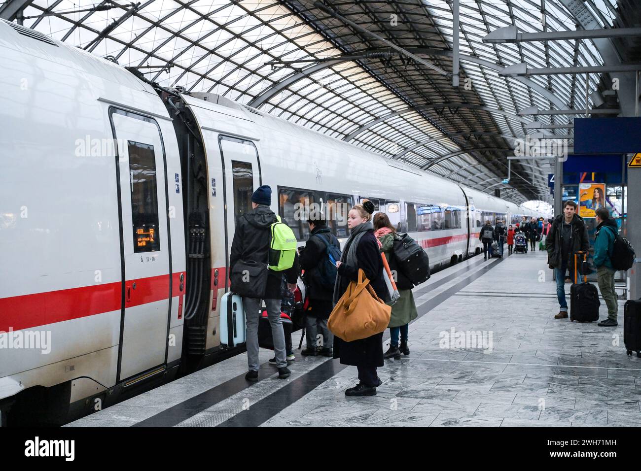ICE, Bahnsteig, Bahnhof Spandau, Berlin, Deutschland Stock Photo - Alamy