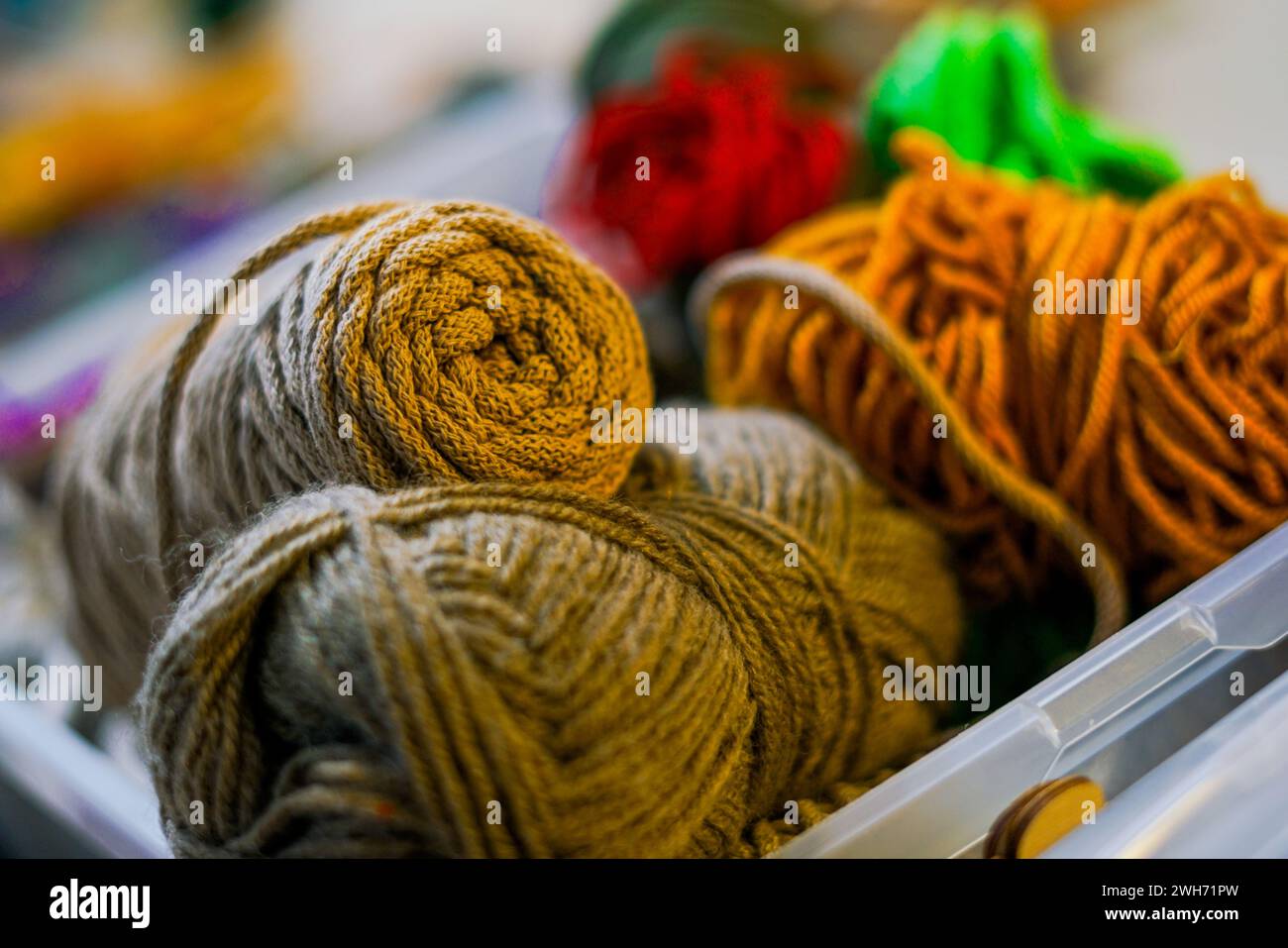Colorful strings hi-res stock photography and images - Alamy