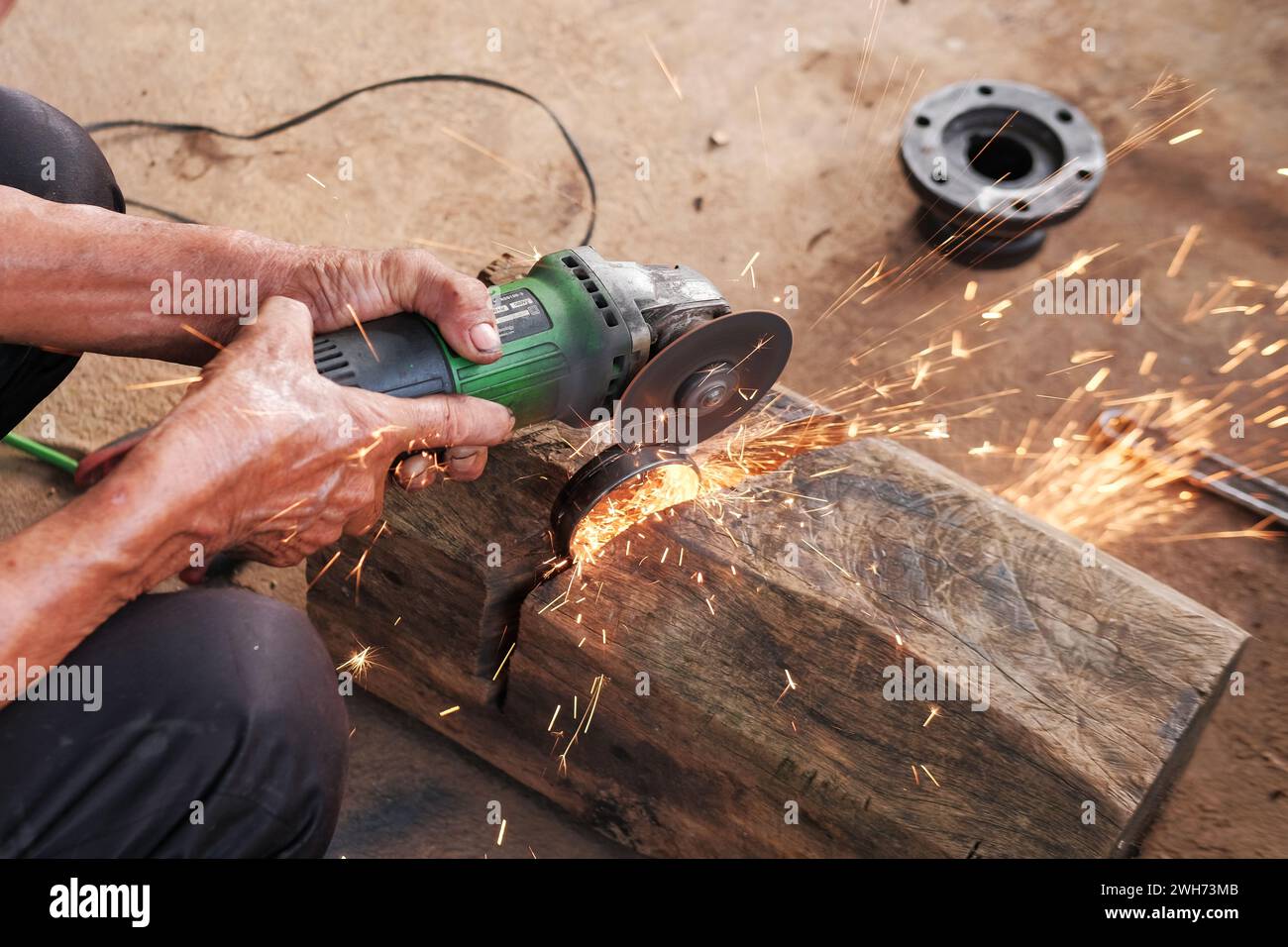Man working with grinding machine hi-res stock photography and images ...