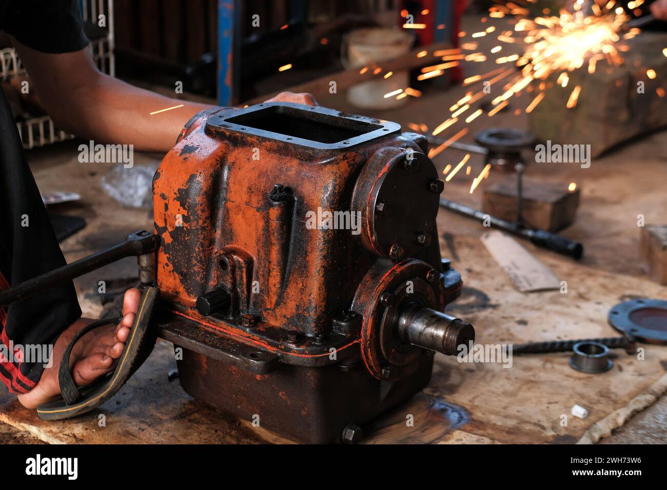 Welder cutting metal in hi-res stock photography and images - Alamy