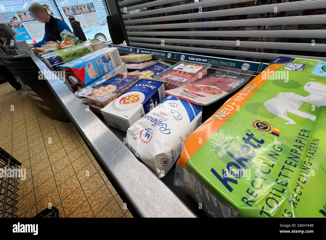 Einkauf im Discounter ALDI Sued. Waren,Gueter,Lebensmittel liegen dem ...