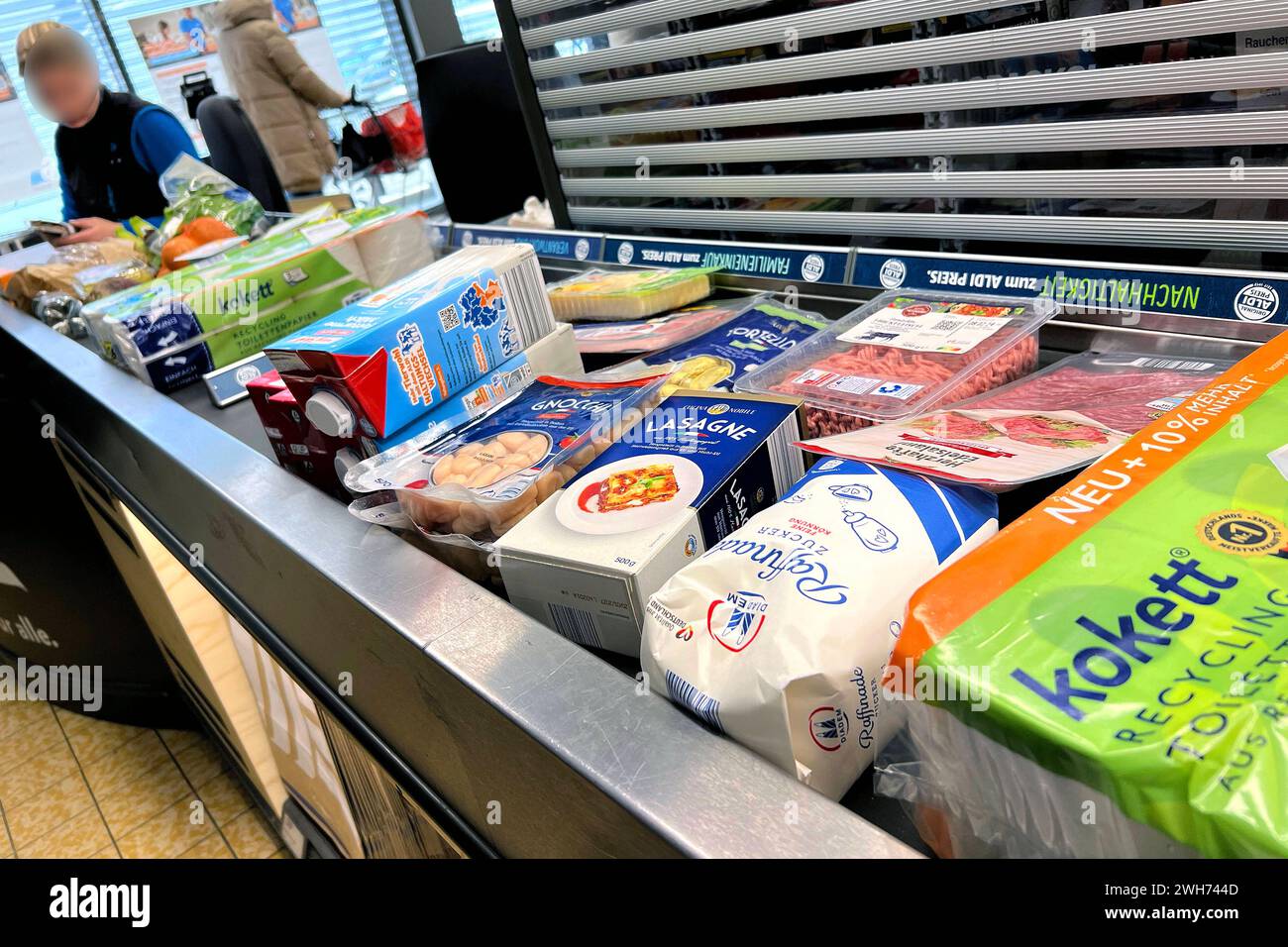 Einkauf im Discounter ALDI Sued. Waren,Gueter,Lebensmittel liegen dem ...