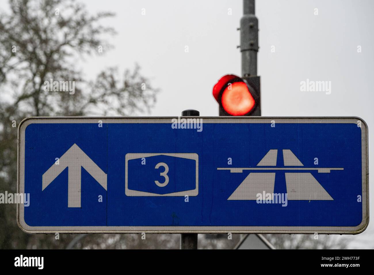 Autobahn Hinweisschild A3 mit Pfeil 08.02.24, Limburg: Symbolfoto ...