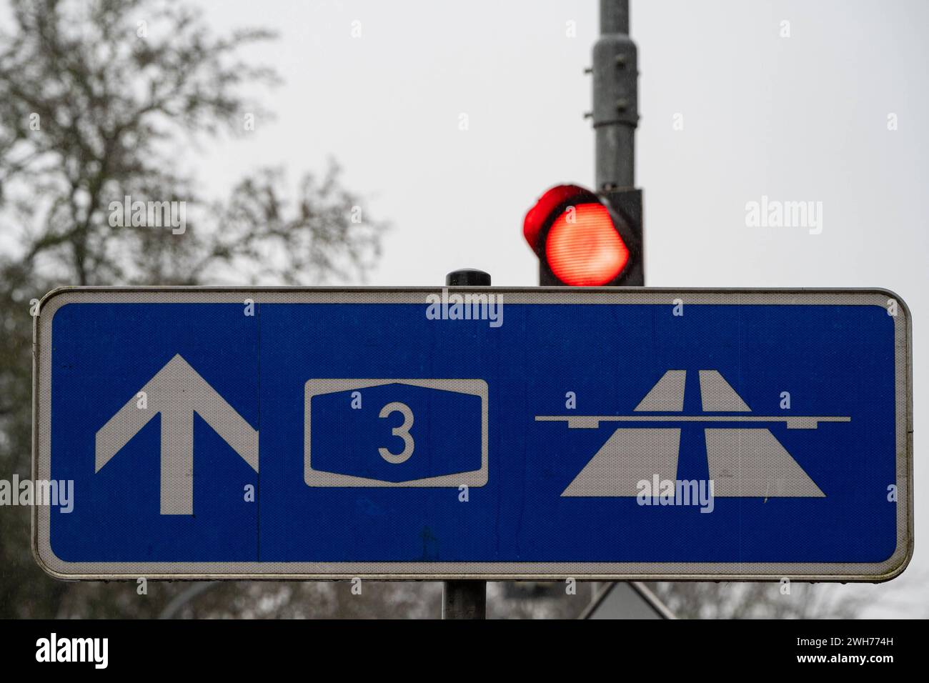 Autobahn Hinweisschild A3 mit Pfeil 08.02.24, Limburg: Symbolfoto ...
