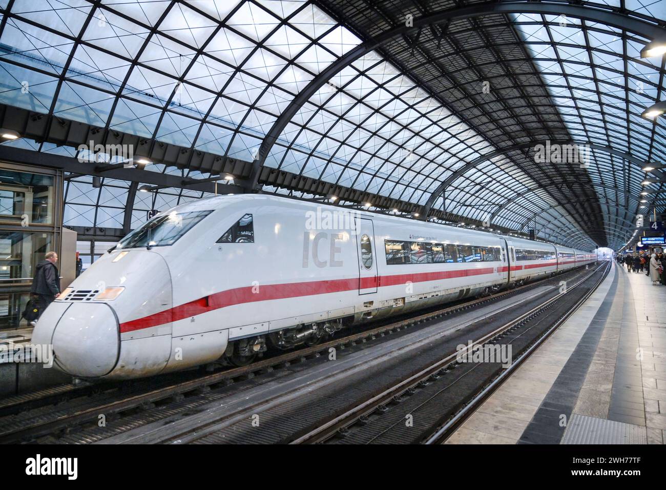 ICE, Bahnsteig, Bahnhof Spandau, Berlin, Deutschland *** ICE, platform ...