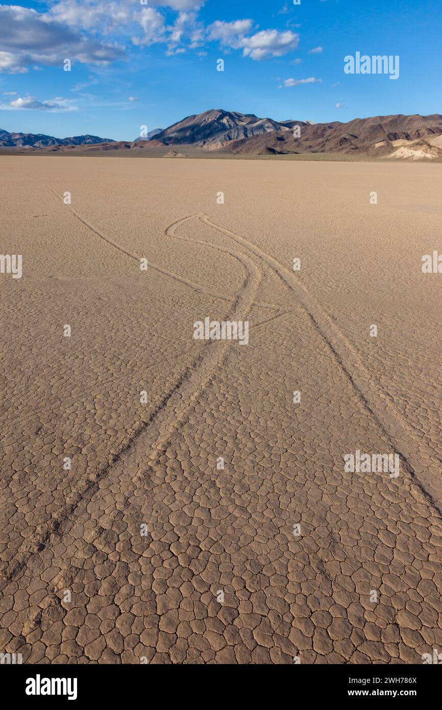 Tracks of sailing stones on the Racetrack Playa in Death Valley ...