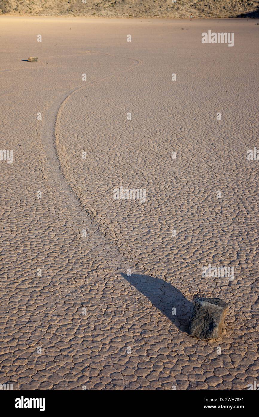 Sailing stone & track on the Racetrack Playa in Death Valley National ...