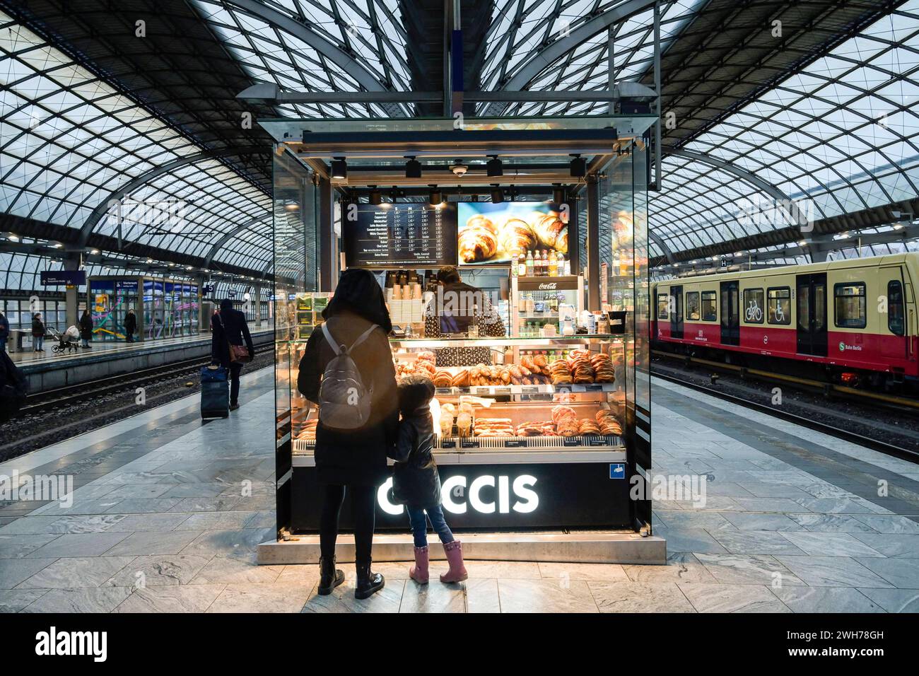 GUCCIS Bäckerei Kiosk, Bahnsteig, Bahnhof Spandau, Berlin, Deutschland ...