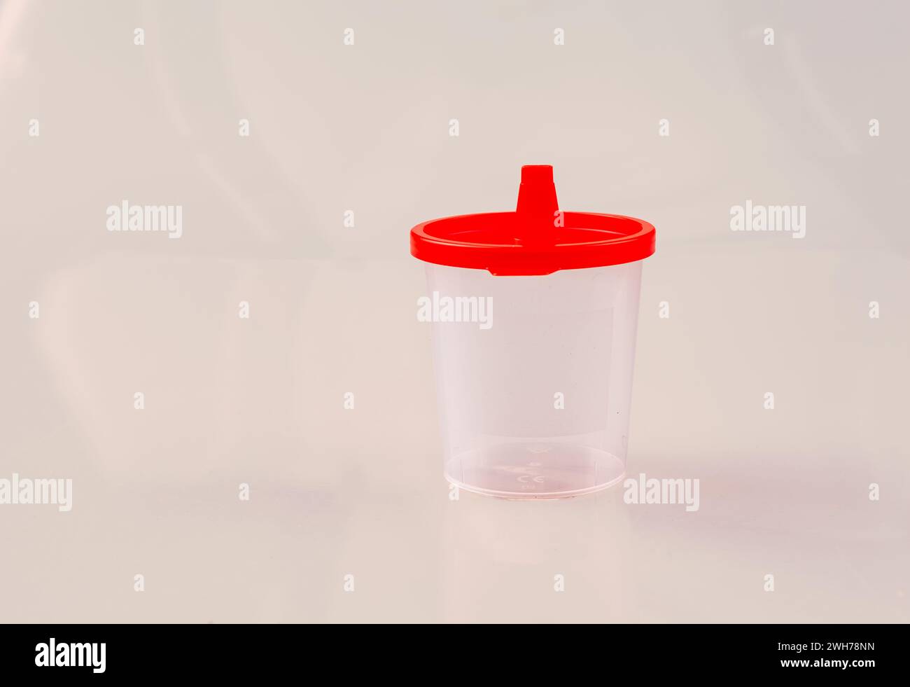 Urine sample beaker 125 ml with red snap-on lid Stock Photo - Alamy