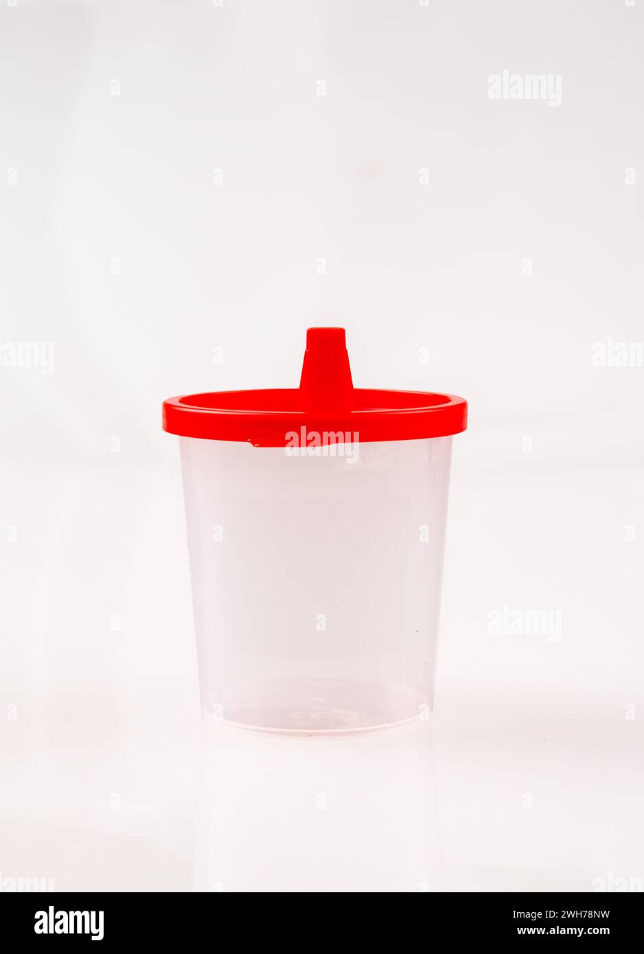 Urine sample beaker 125 ml with red snap-on lid Stock Photo - Alamy