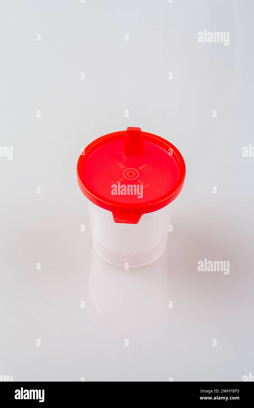 Urine sample beaker 125 ml with red snap-on lid Stock Photo - Alamy