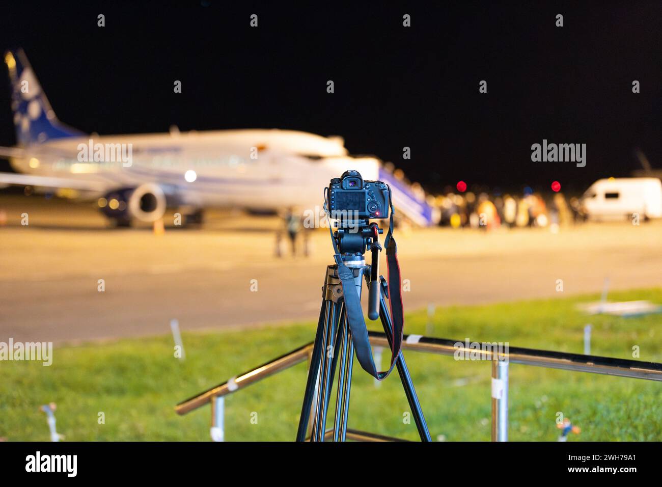 Night plane stairs hi-res stock photography and images - Alamy