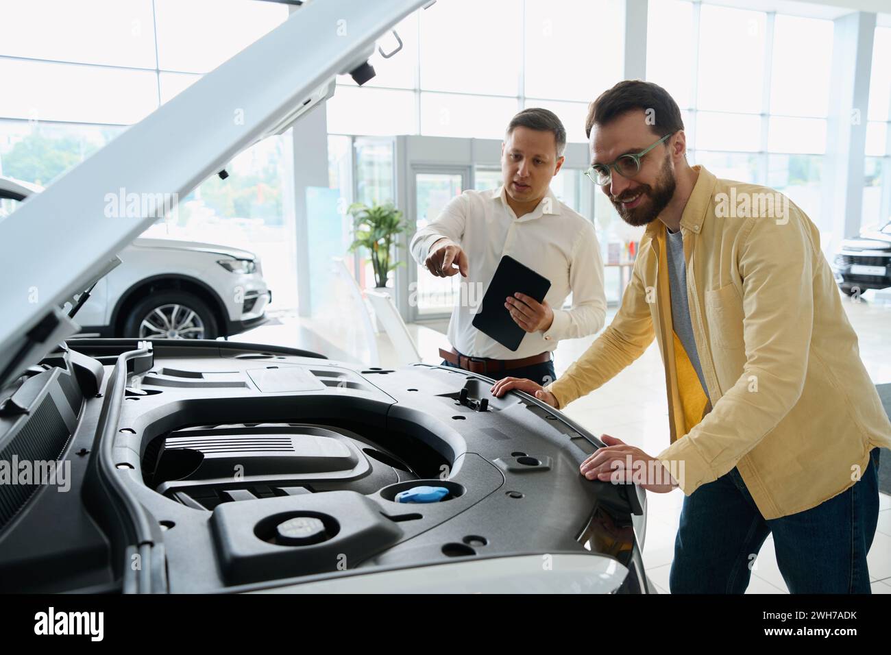 Inspects a car hi-res stock photography and images - Alamy