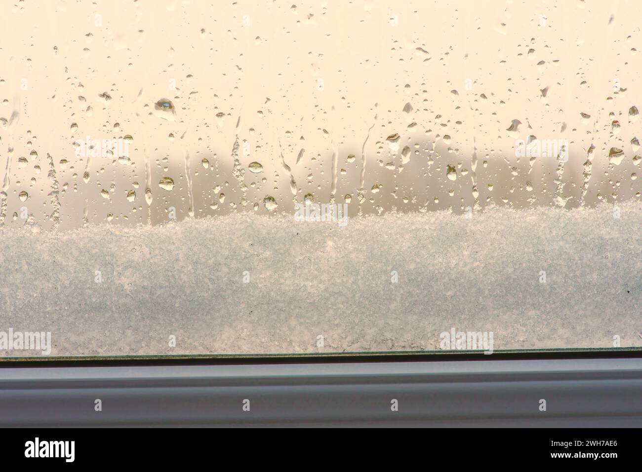 Beads of water on window hi-res stock photography and images - Alamy