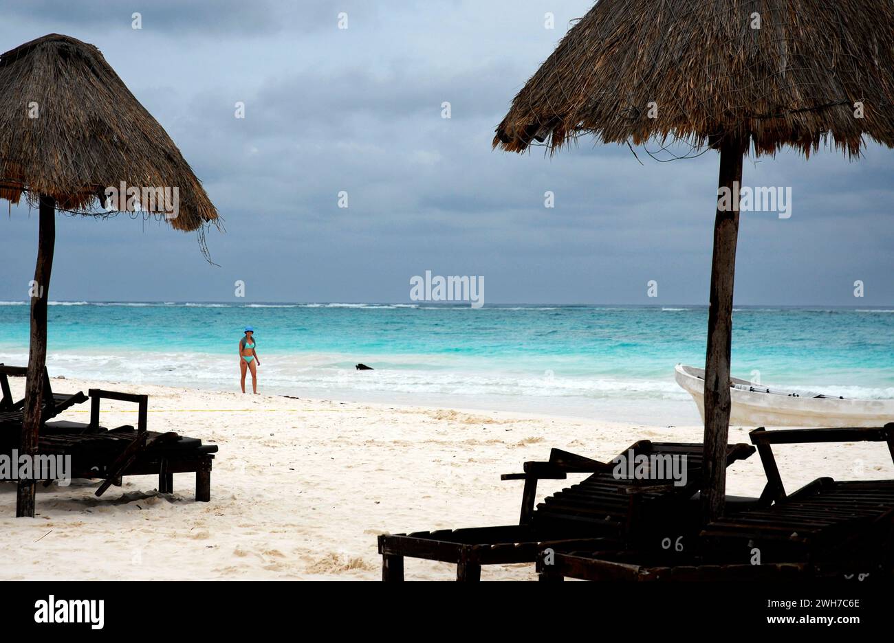 Woman walking on beach mexico hi-res stock photography and images - Alamy