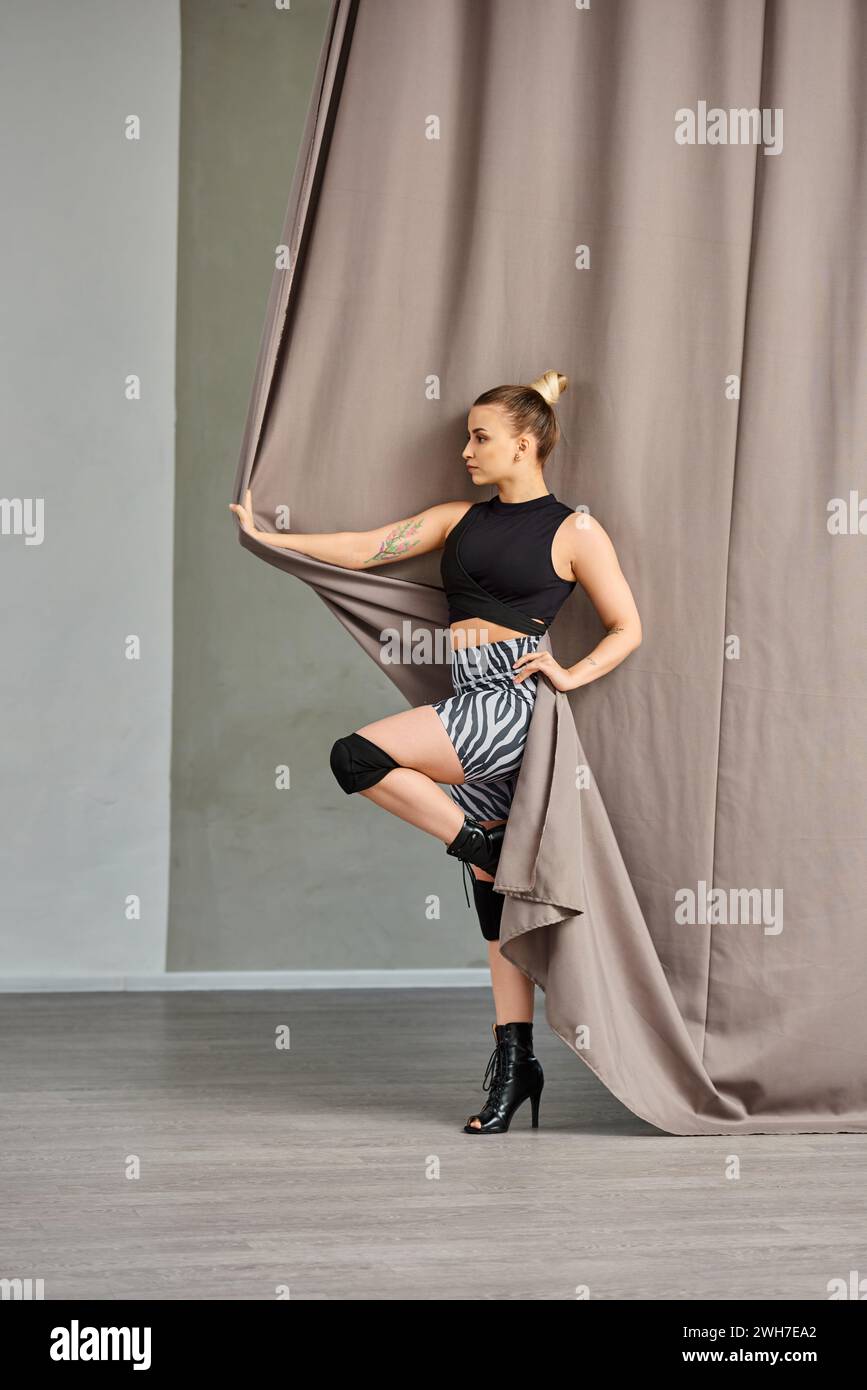 Curtain covered hi-res stock photography and images - Alamy