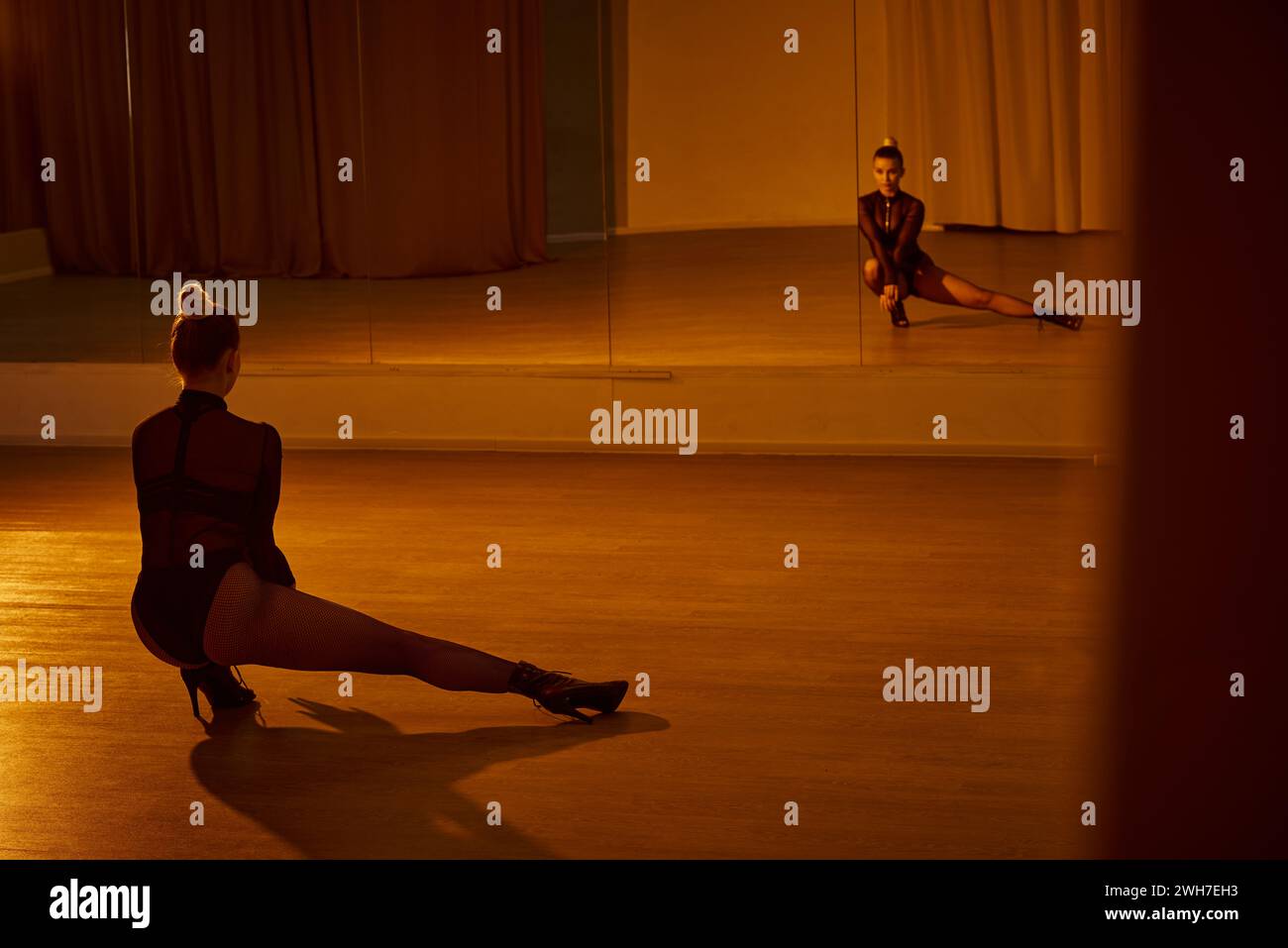 Body language legs hi-res stock photography and images - Alamy